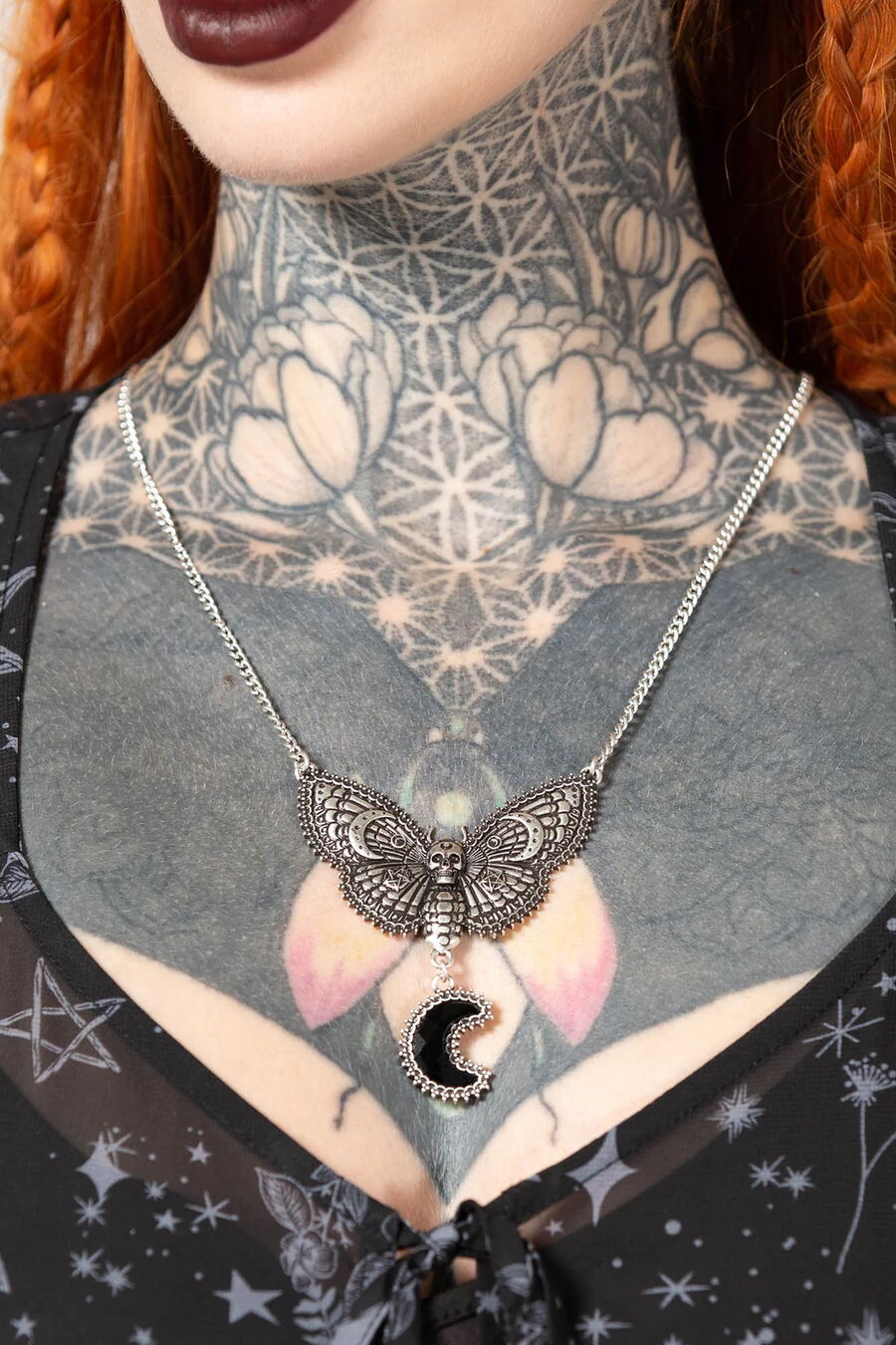 Collier gothique KILLSTAR 'night flutter' avec un papillon tête de mort